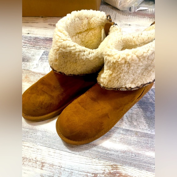 Muk Luks | Shoes | Muk Luks Faux Fur Ankle Addison Boot Chestnut 9m ...